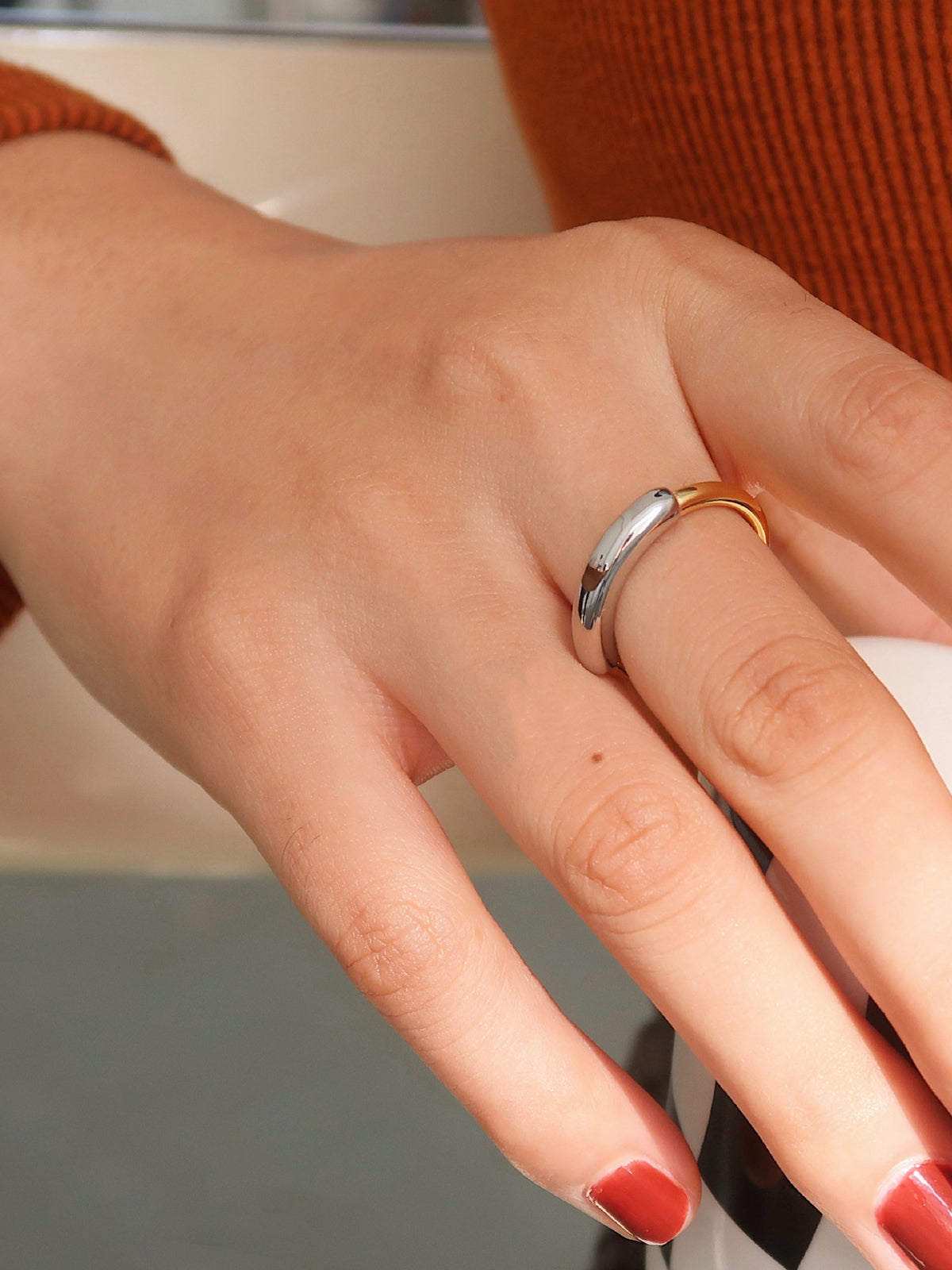 Two Tone Glossy Hoop Ring – COMMENSE